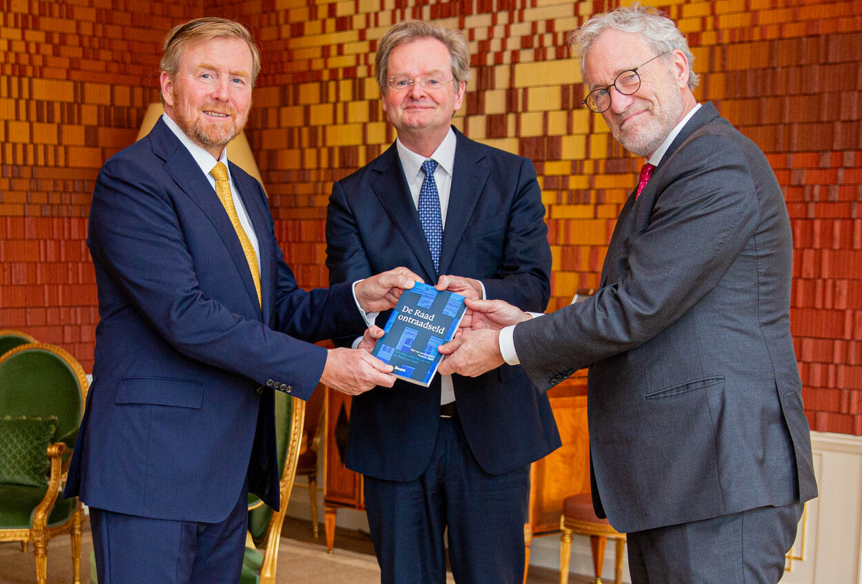 Inontvangstname boek ‘De Raad ontraadseld’ | Activiteit | Het ...